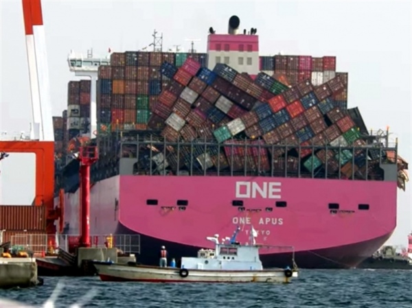 ONE APUS: Se han desembarcado 232 contenedores colapsados desde la cubierta de la nave ...