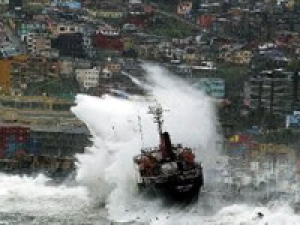Bad weather causes cargo ship runs aground in Valparaíso Port ...