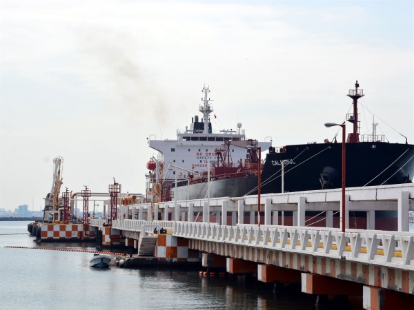 Pemex lleva a cabo dragado de sus muelles en la Terminal Marítima de ...