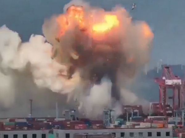 Portacontenedores "YM Mobility" sufre violenta explosión a bordo, en el ...